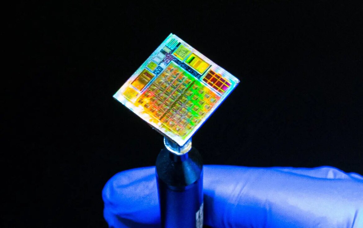 Revolutionary Achievement: World's First Fully Functional 2D Microchip ...