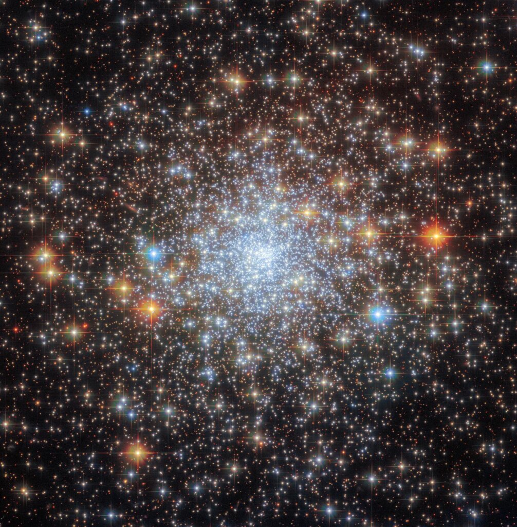 Hubble Snaps Dazzling Photo of Globular Cluster NGC 6652 in Sagittarius ...